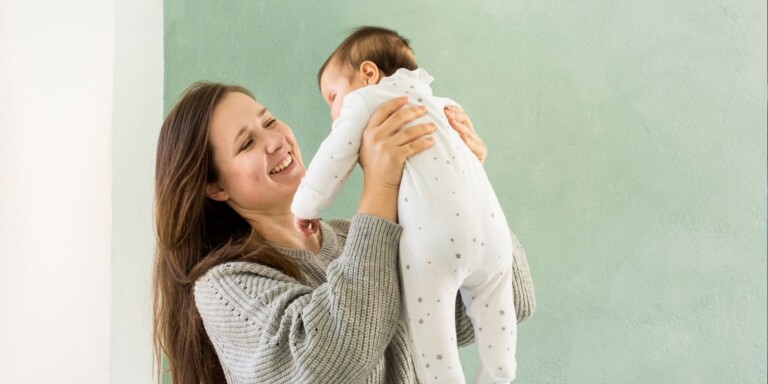 ¿Cómo cargar a un bebé sin lastimarte la espalda?
